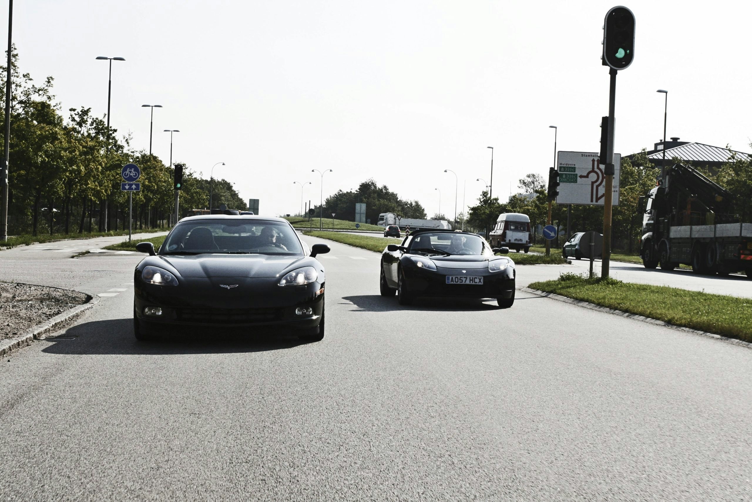 Corvette C6 vs. Tesla Roadster | bilmagasinet.dk