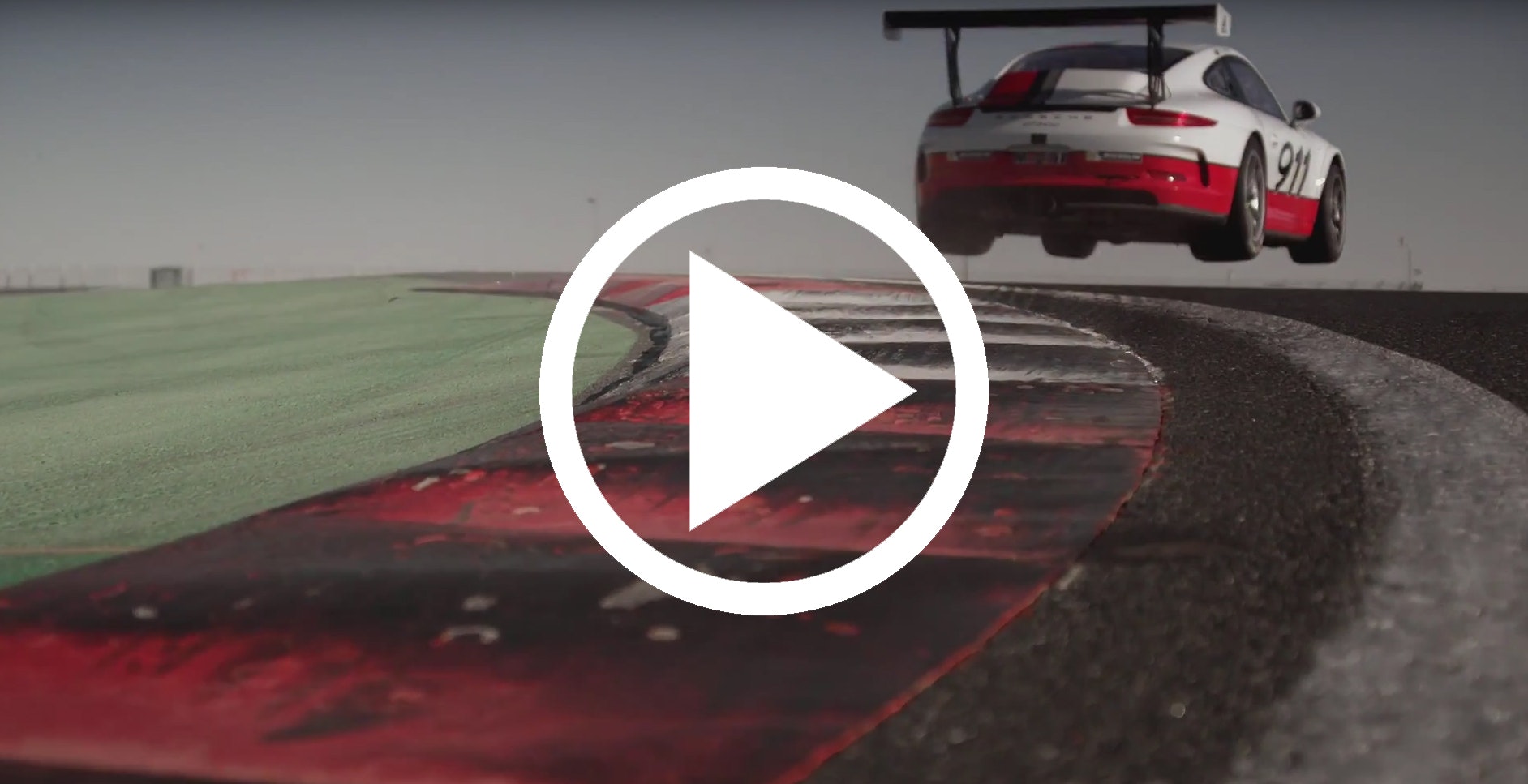 Se Mark Webber forsøge at sms'e bag rattet i en Porsche GT3 ...