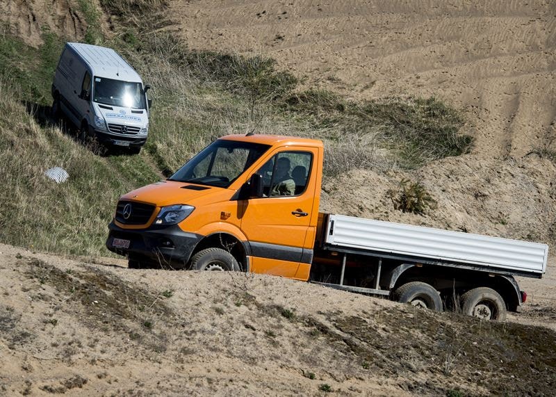Nu kan du også få Mercedes Sprinter med 6x6 i Danmark. | bilmagasinet.dk