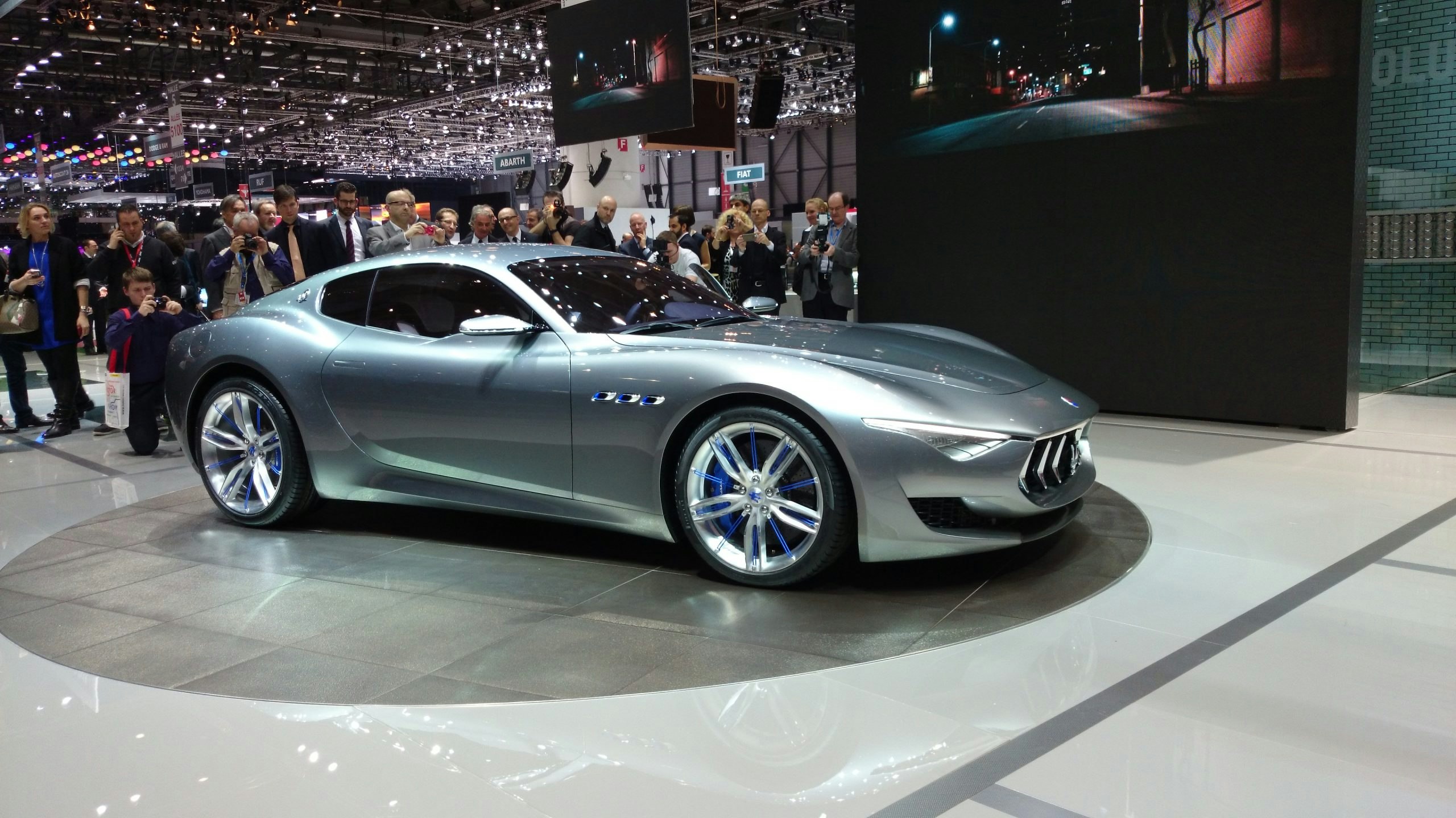 Tag på biludstilling i Geneve med Mikkel Thomsager | bilmagasinet.dk