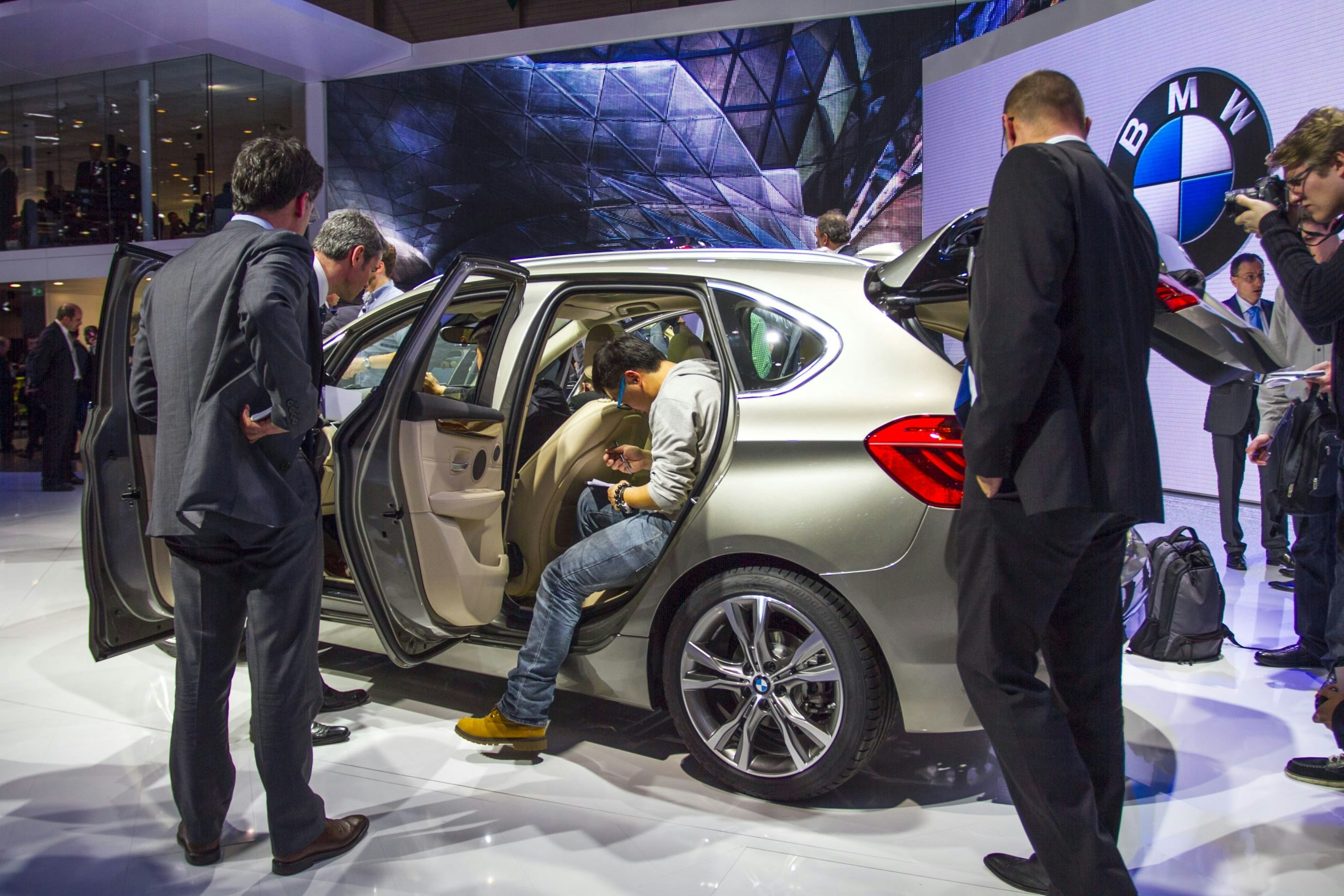 Tag med redaktøren til biludstilling i Genève | bilmagasinet.dk