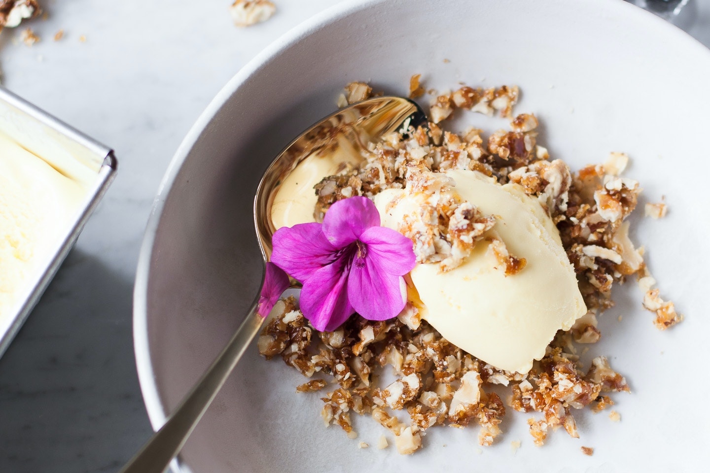 Is med Geranium og hvid chokolade | bobedre.dk