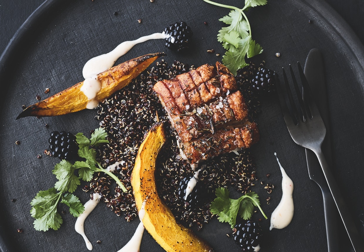 Langtidstilberedt svinebryst med quinoa, brombær og græskar | bo-bedre.no