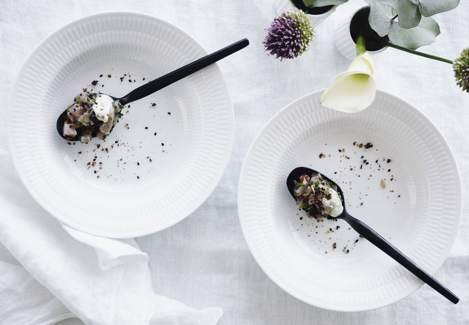 Tuntatar | Forret med tun, sprød malt og koriandercreme | bobedre.dk