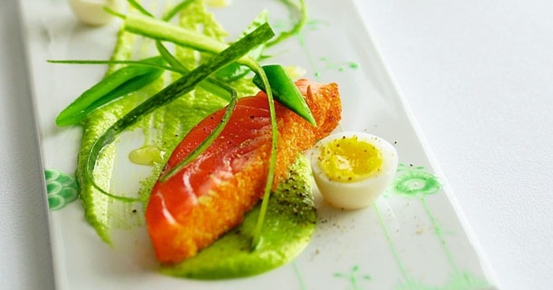 Tuntatar | Forret med tun, sprød malt og koriandercreme | bobedre.dk