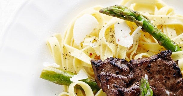 Kalvelever og pasta med grønne asparges | bobedre.dk