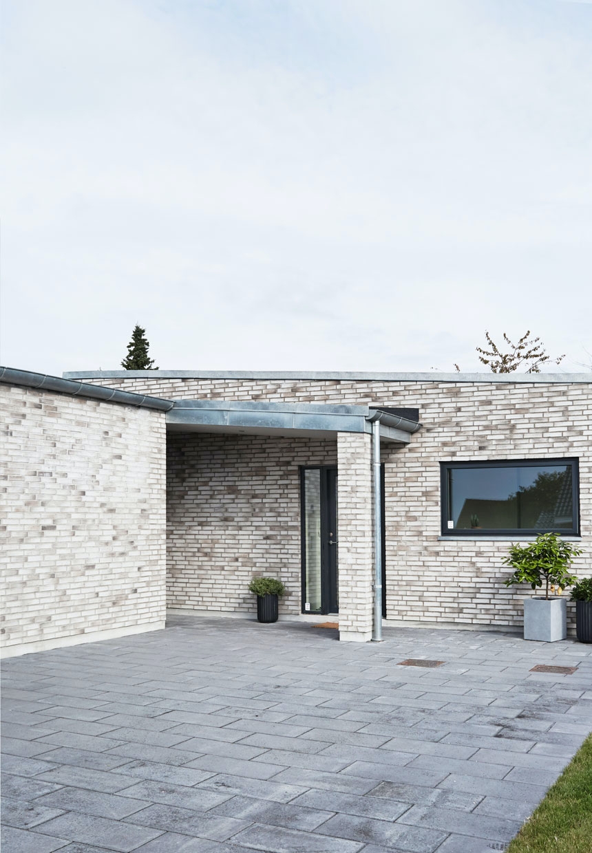 Villa | Cool og funkisinspireret villa i hvide sten | bobedre.dk