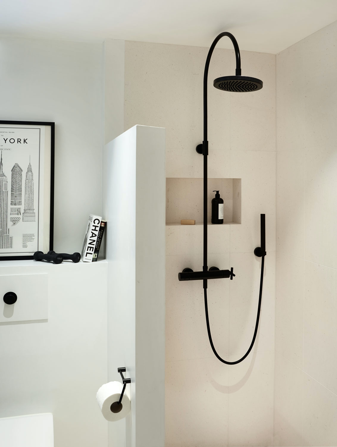 Stilrent bad med svarte detaljer | Bo-bedre.no