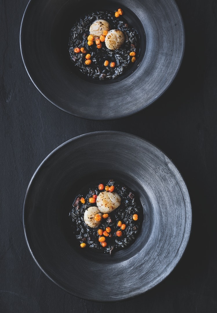 Sort risotto med kammuslinger – den bedste opskrift | bo-bedre.no