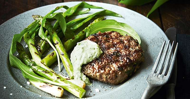 Grillet hakkebiff med ramsløks-aioli og grillede grønnsaker | bo-bedre.no