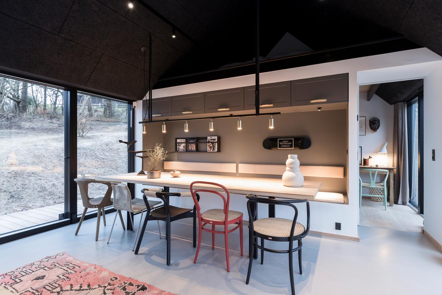 Sådan har designeren indrettet sig med sorte lofter | bobedre.dk