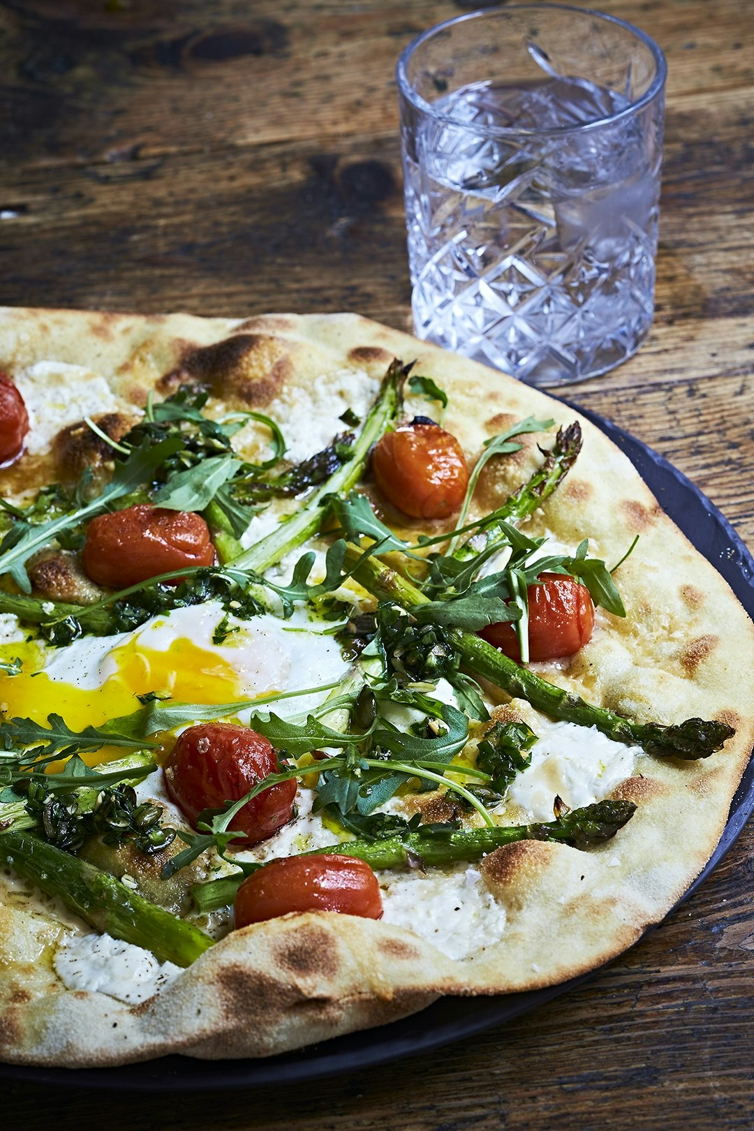 Pizza med æg og asparges | bobedre.dk