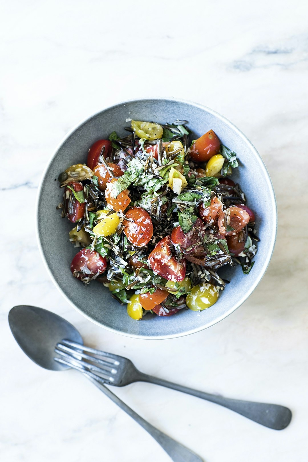 Tomatsalat med basilikum, kapers, vilde ris og parmesanost | bobedre.dk