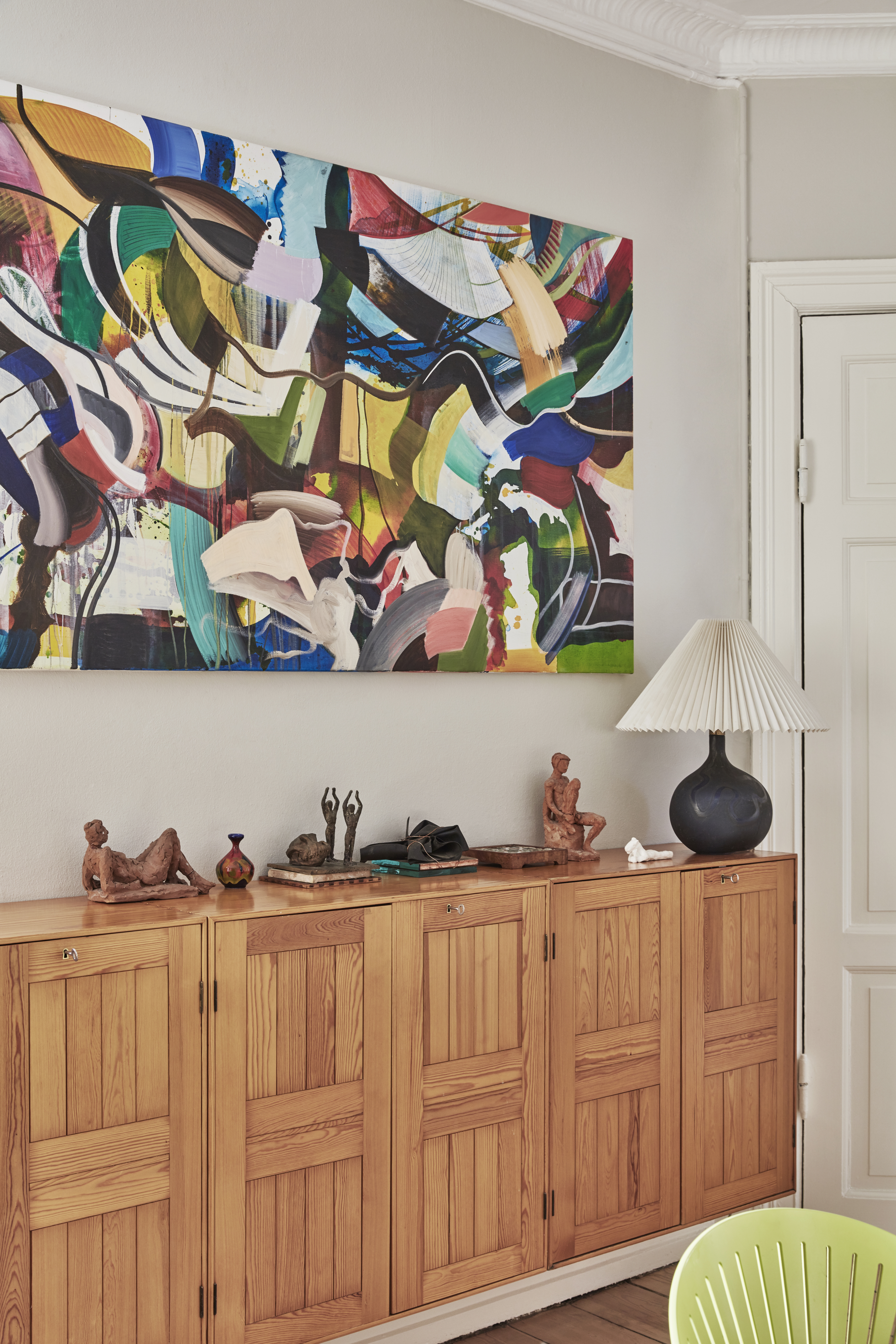 Der er knald på farverne i kunstskribentens lejlighed | bobedre.dk