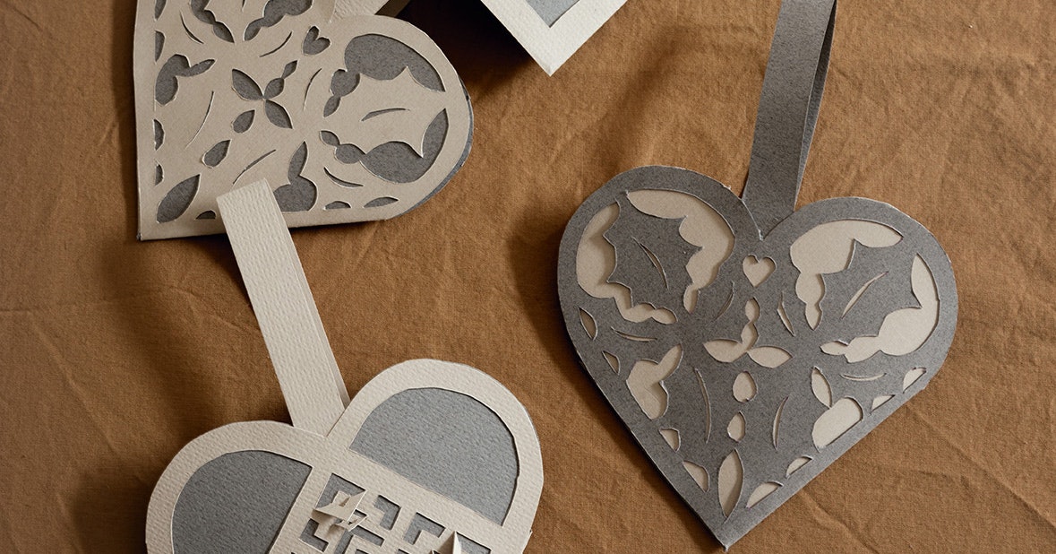 Papirklip: Sådan laver du trendy julehjerter med smukke motiver ...