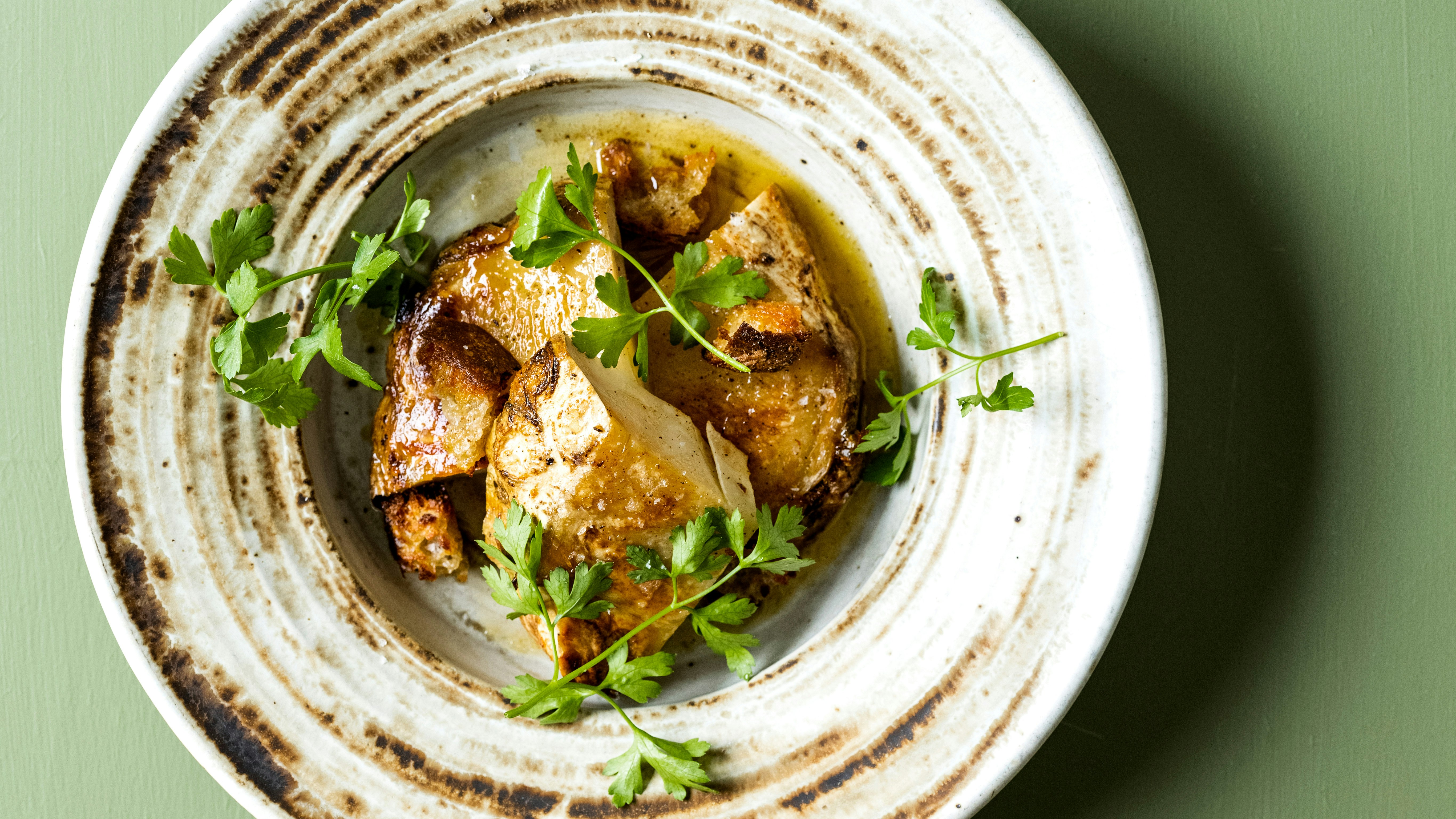 Gebakken knolselderij met beurre noisette en knapperige croutons ...