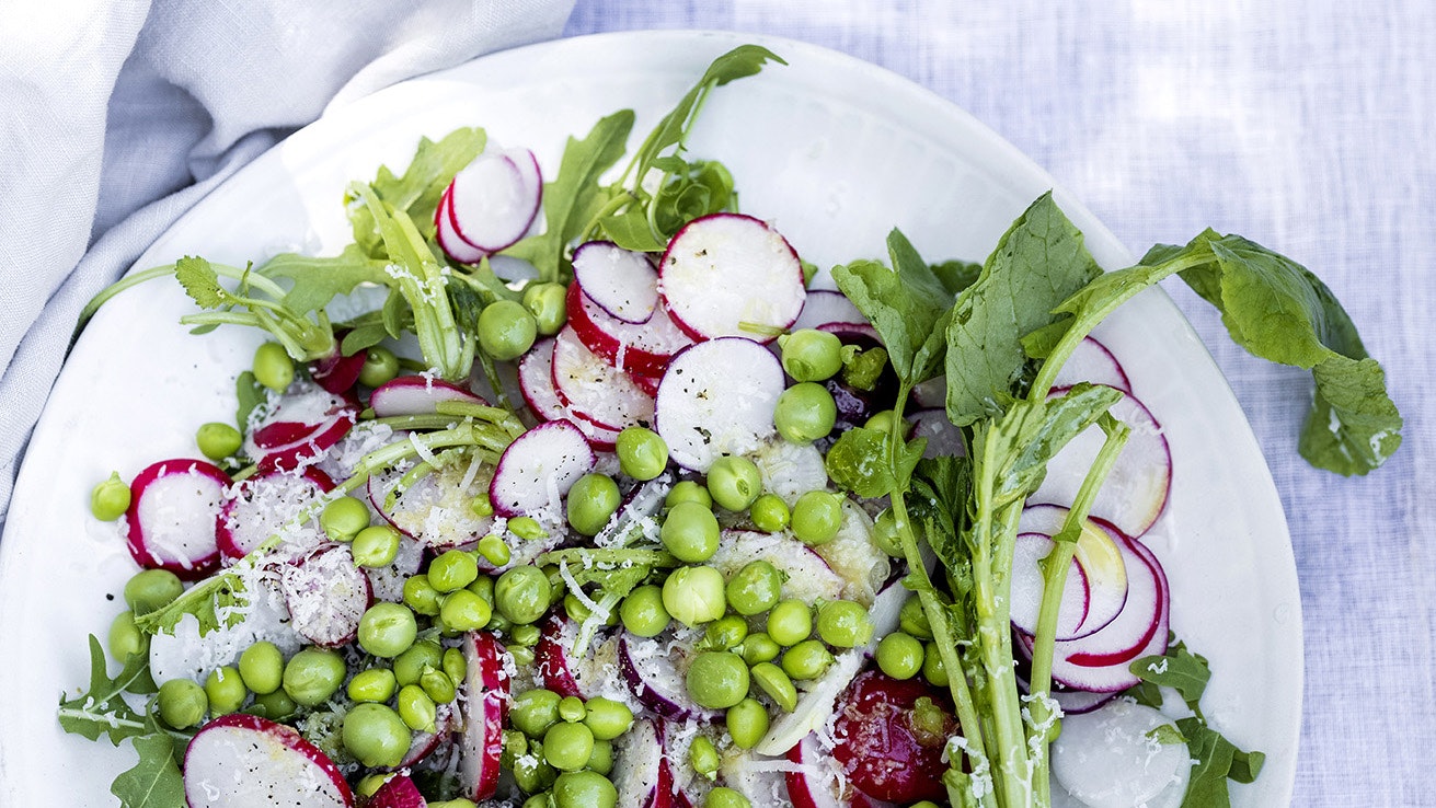 Sommersalat med radiser, ærter, rucola og parmesan | bobedre.dk