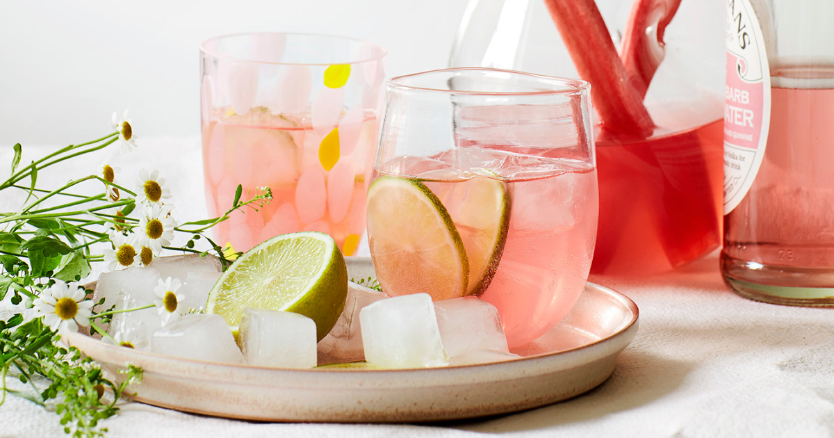 Opskrift på gin og tonic med rabarber | bobedre.dk