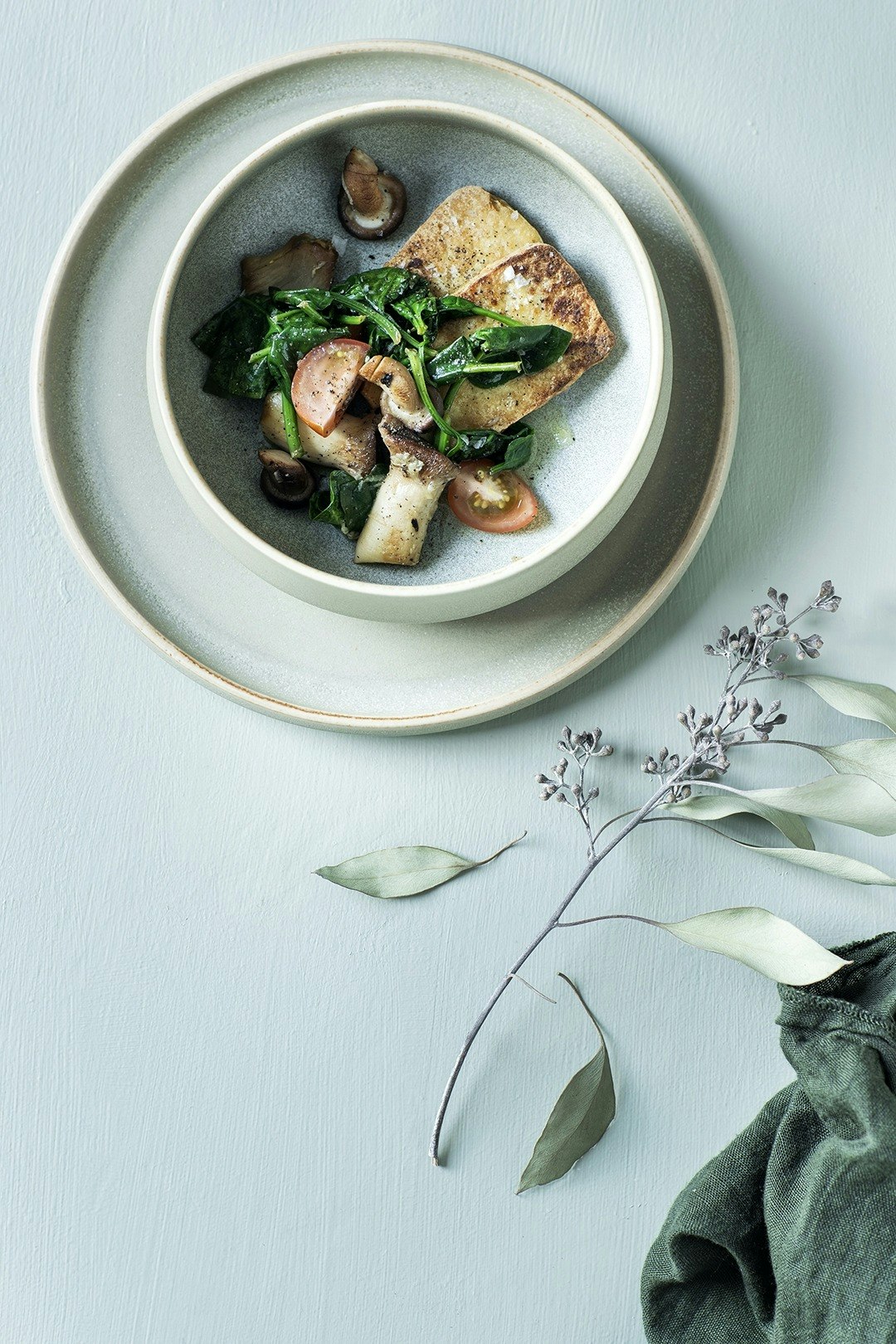 Stekt tofu med hvitløkssopp, spinat og tomat | bo-bedre.no