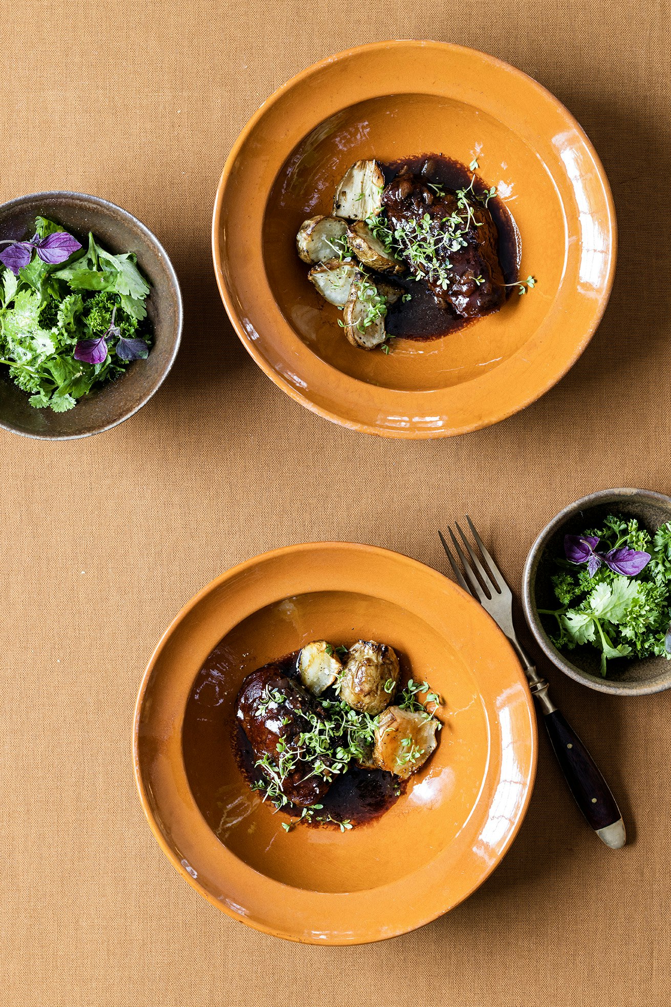 Varkenswang in teriyakisaus met gebakken aardpeer en kruidensla ...