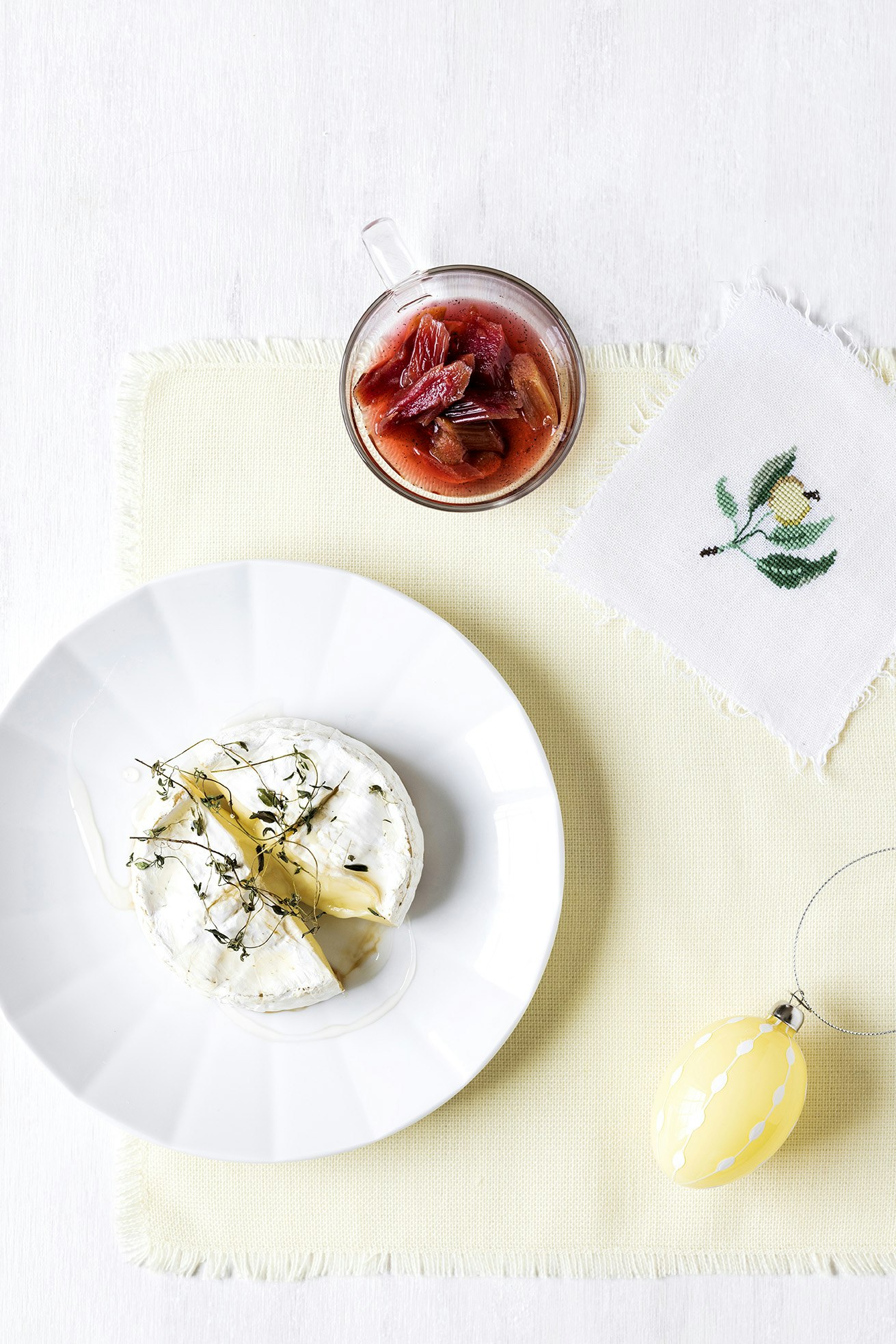 Bagt brie med frisk timian og hjemmelavet rabarberkompot | bobedre.dk