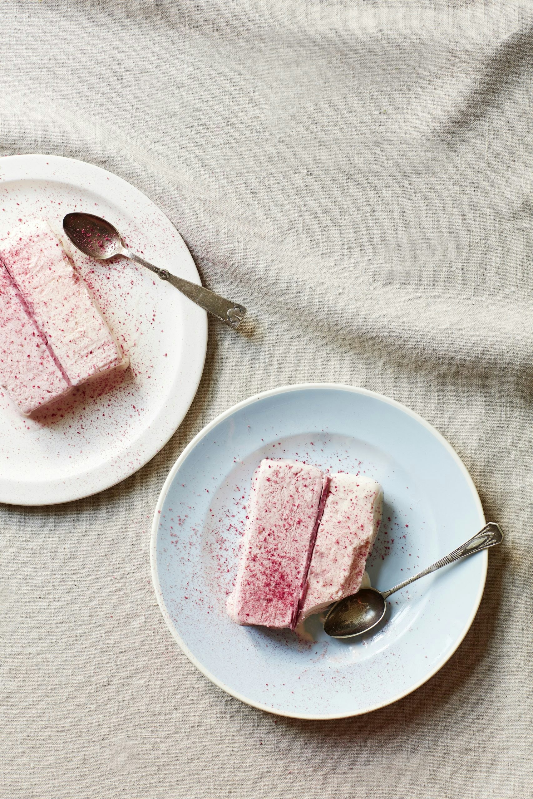 Aardbeien-rabarberijs met ruby-chocolade | scandiliv.nl