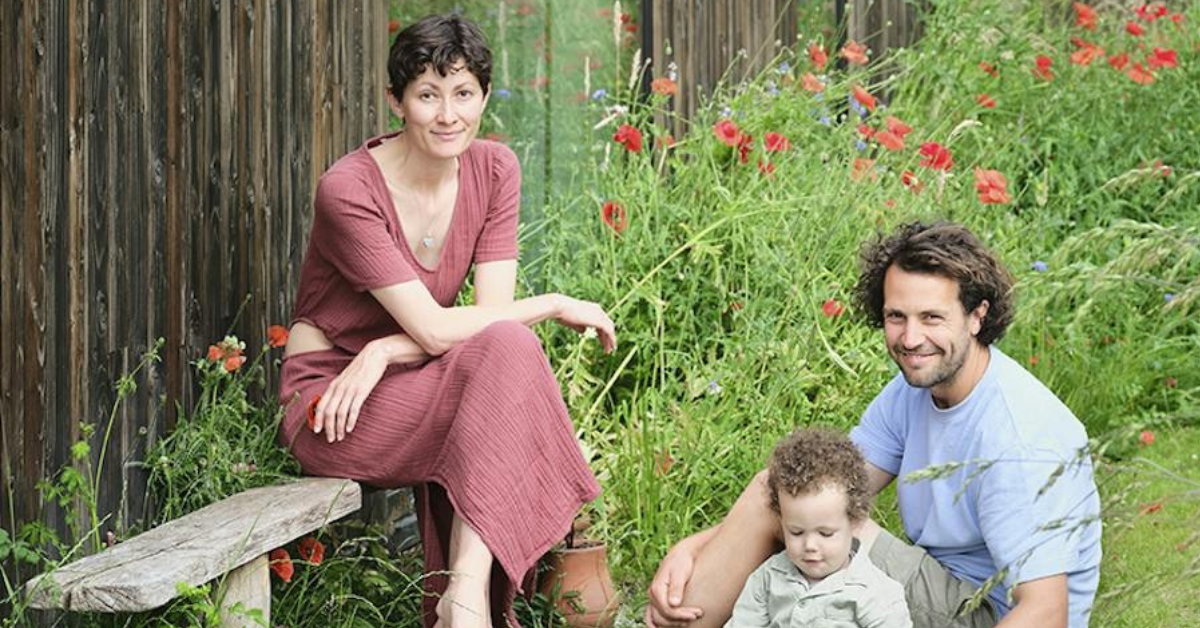 Familien har bosatt seg på en gård fra 1700-tallet sammen med syv andre ...