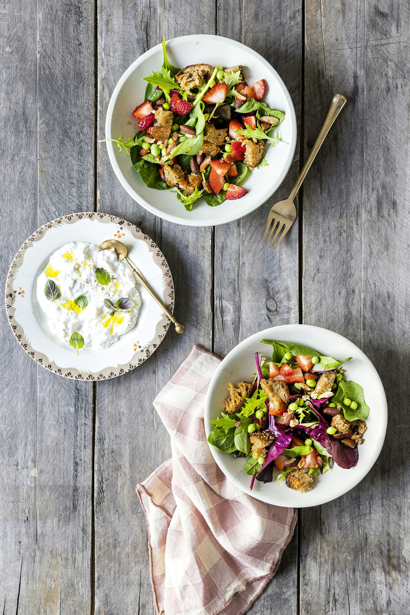 Spæd salat med jordbær, ærter og croutoner | bobedre.dk