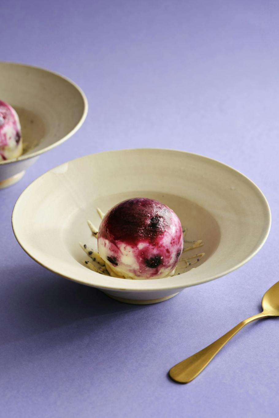 IJs met bosbessen, limoen & kokos met witte chocolade en gekonfijte ...