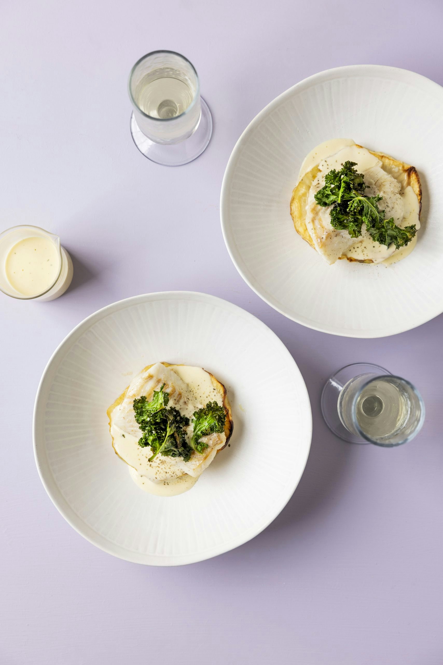 Posjert hvit fisk med vintergrønt og sauce blanquette | bo-bedre.no