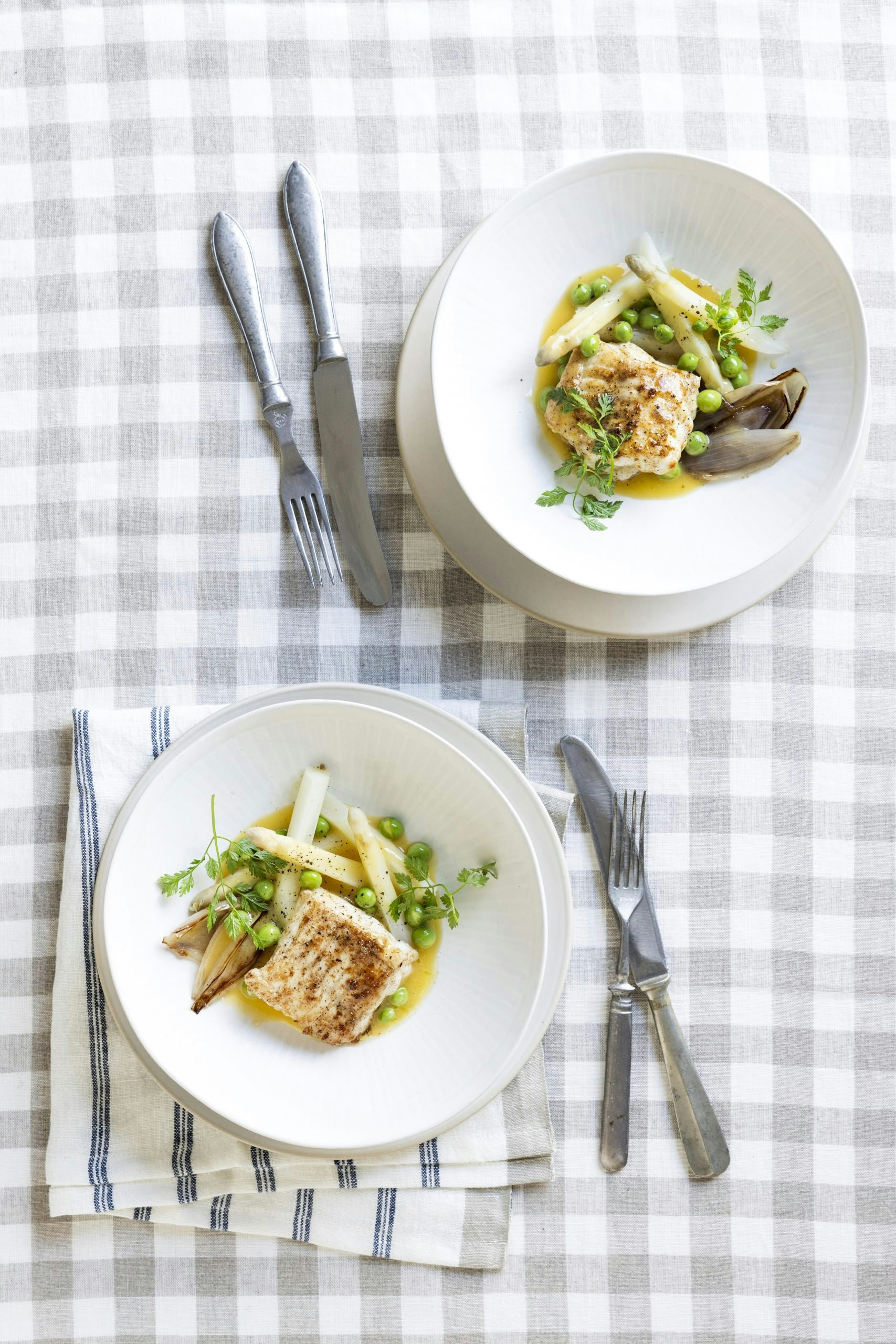 Hvit fisk, asparges, erter og beurre blanc | bo-bedre.no