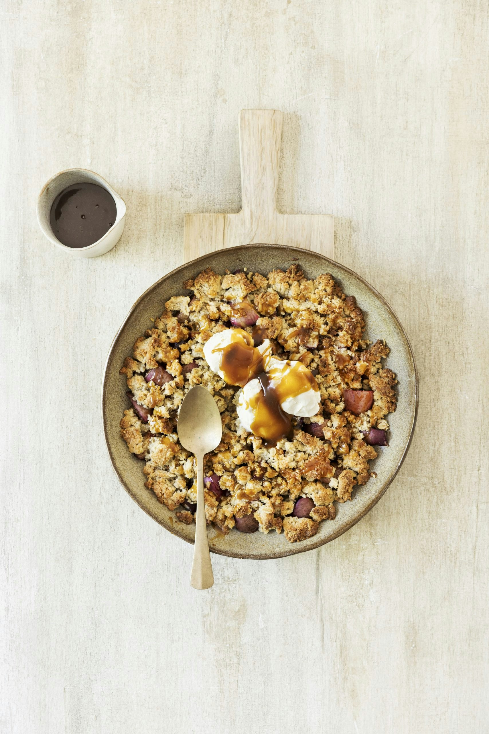 Plomme crumble med vaniljeparfait og karamellsaus | bo-bedre.no