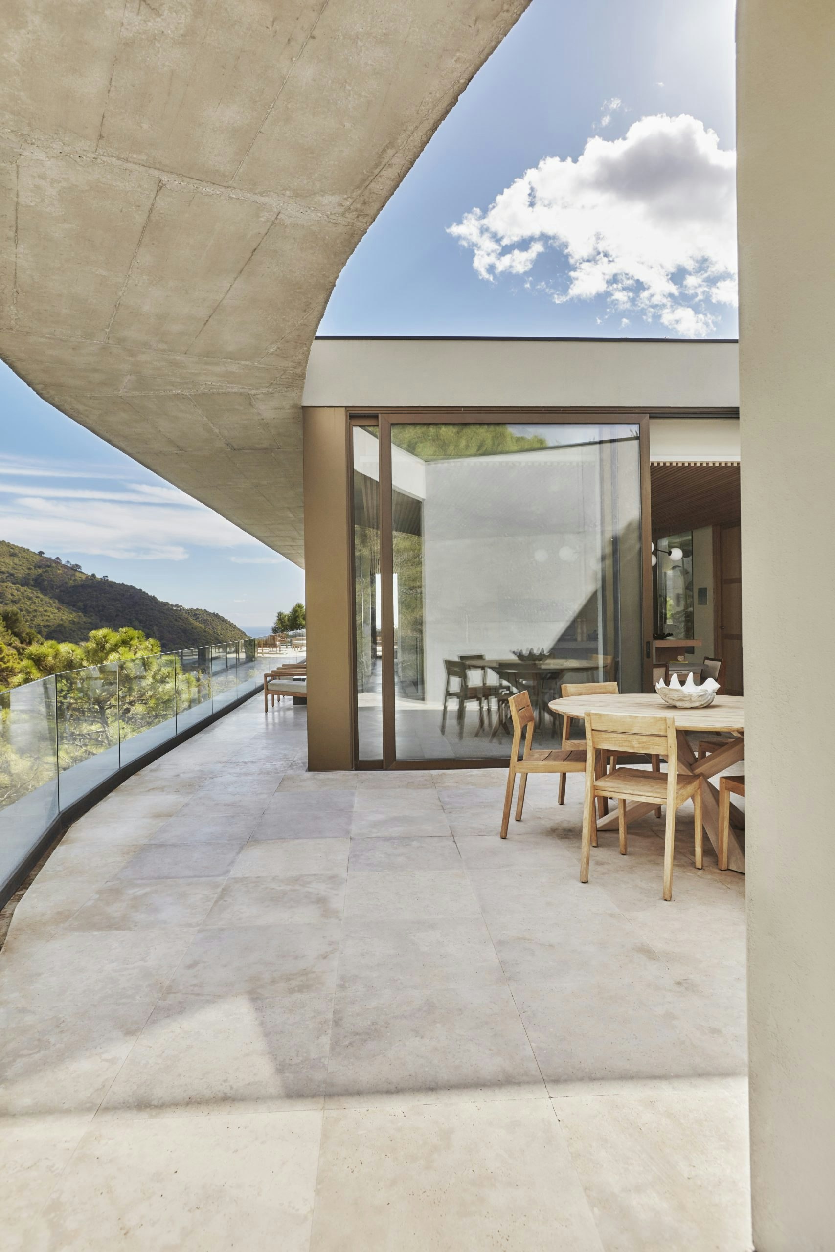 Gitte og Christians enestående hus går i et med de spanske bjerge - hvis ikke det var for ...