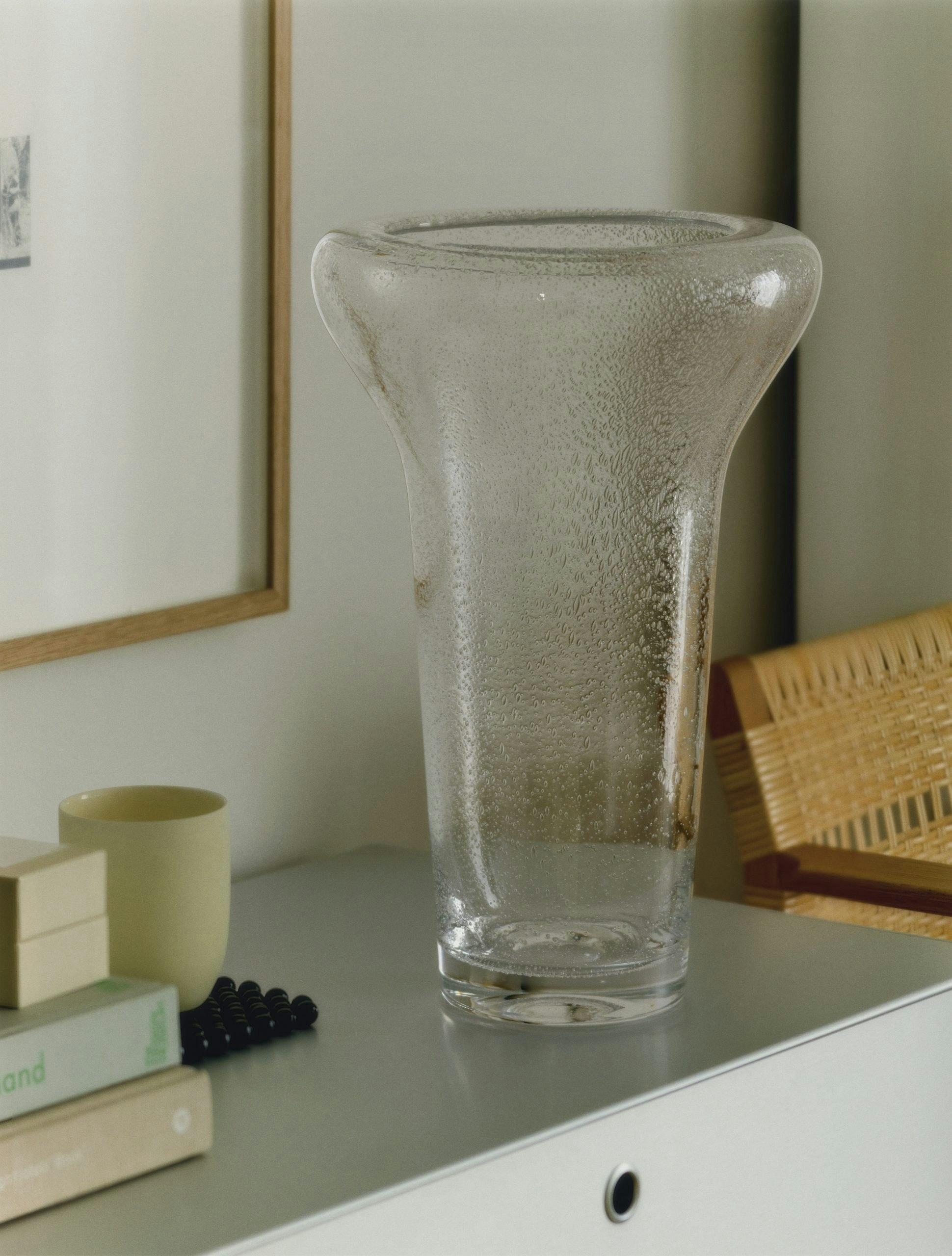 Vind en smuk og skulpturel glasvase fra nyt designsamarbejde | bobedre.dk