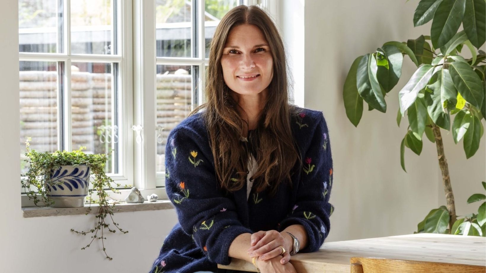 Katrine og Max har forvandlet et slitent, gult 60-tallshus til en rosa ...