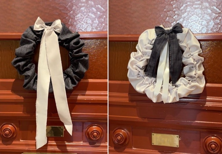 Slik lager du en scrunchie-krans av stoff og en klesheng­er | boligpluss.no