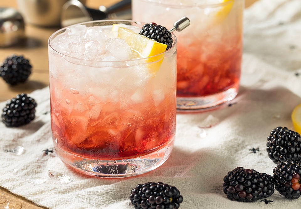 Cocktail med gin, sitron og bjørnebær | boligpluss.no