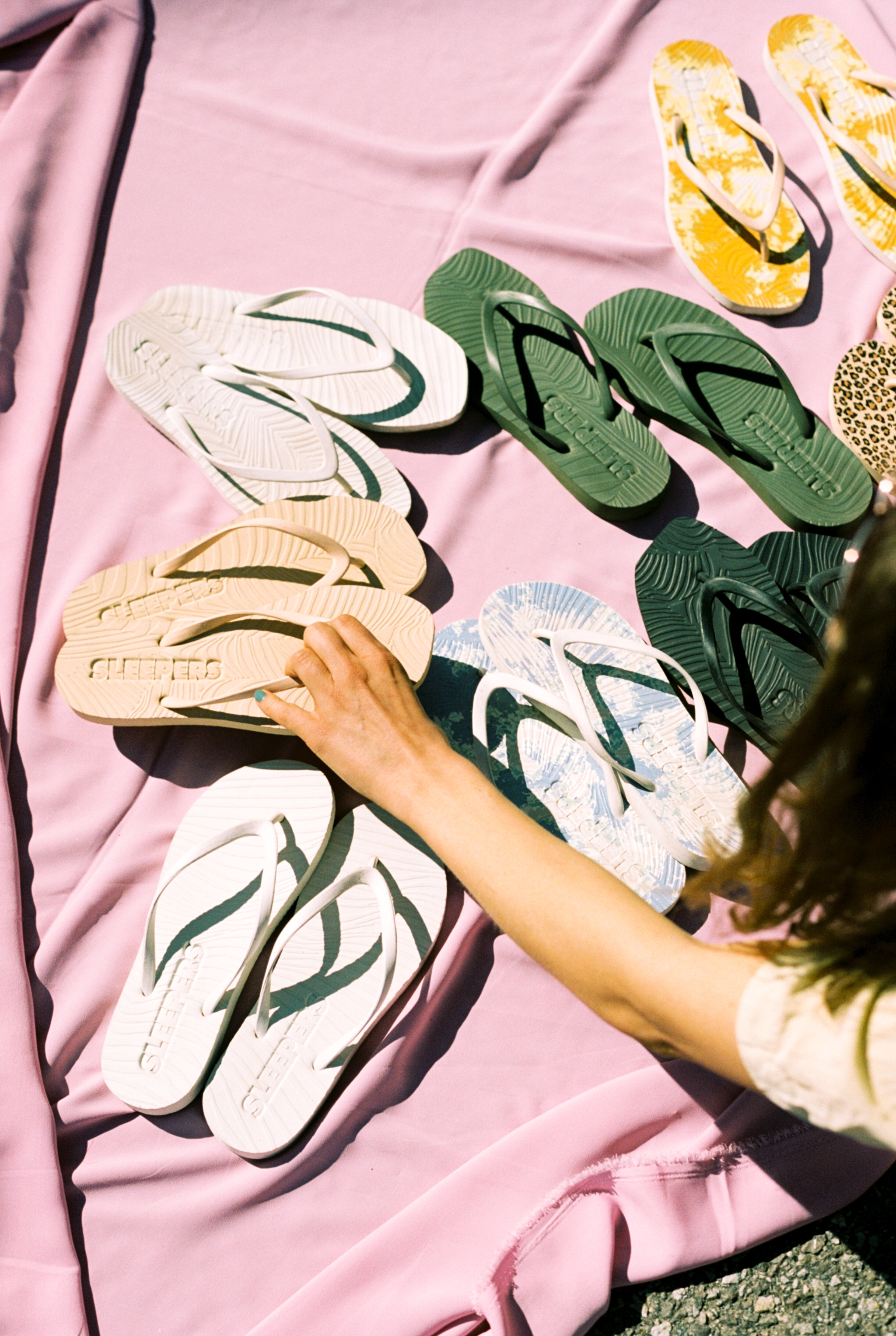 Sommerens kuleste flip flopper er bærekraftige og norske | costume.no