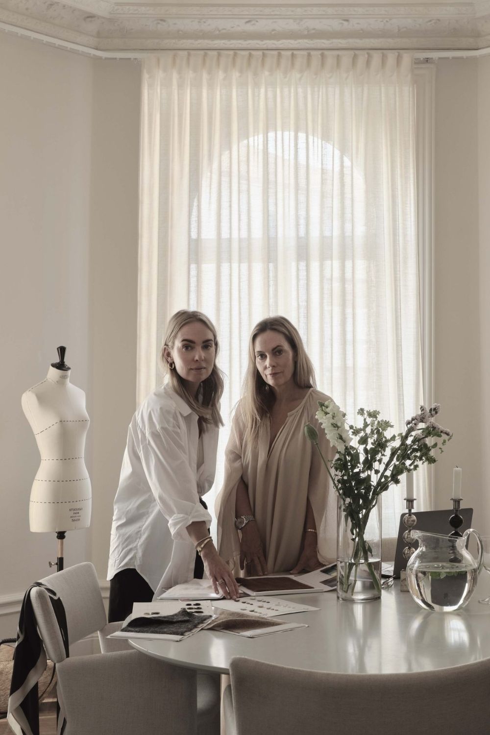 Møt søstrene som står bak et av Sveriges største motehus | costume.no