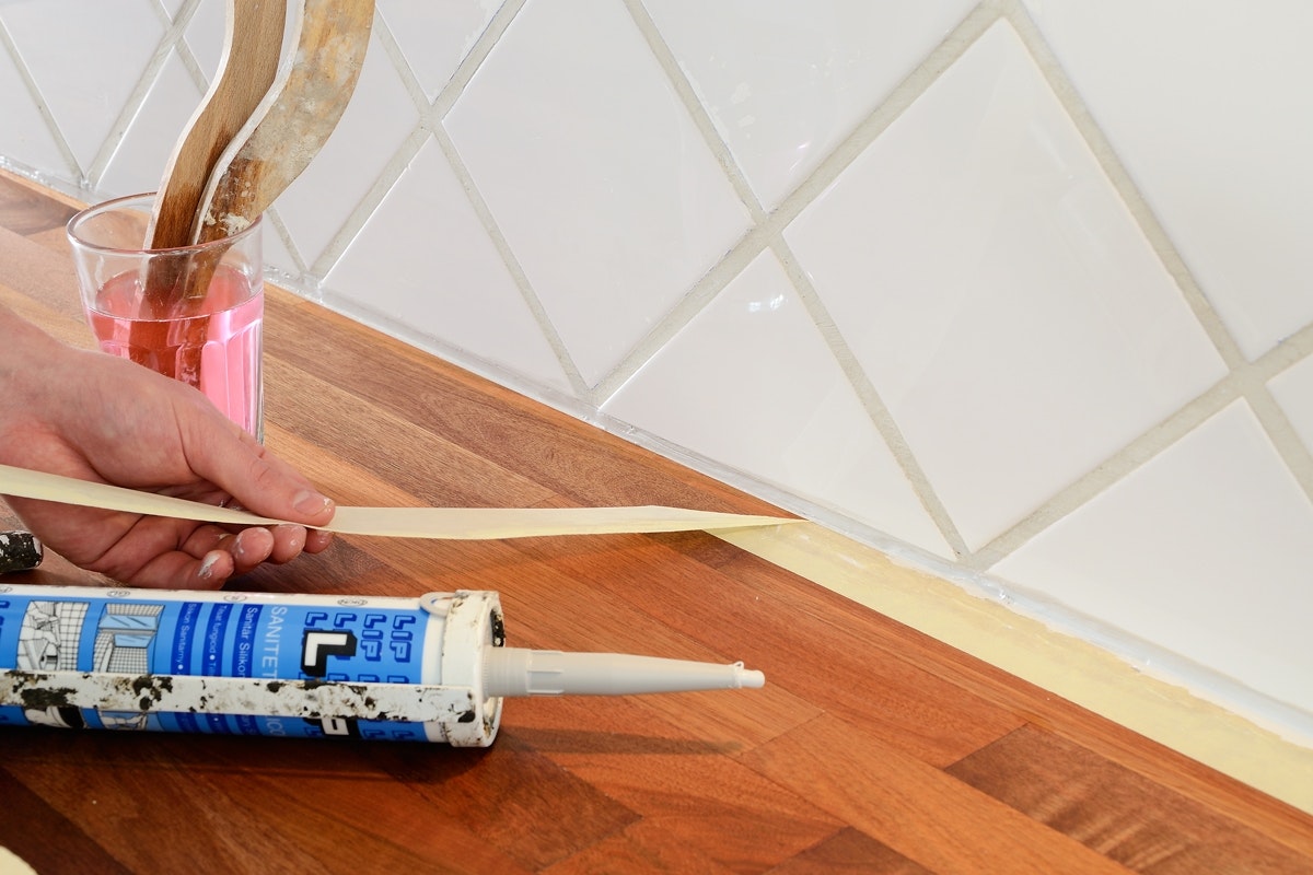 Fogen mot bänkskivan – vilken fogmassa ska jag använda? | gds.se