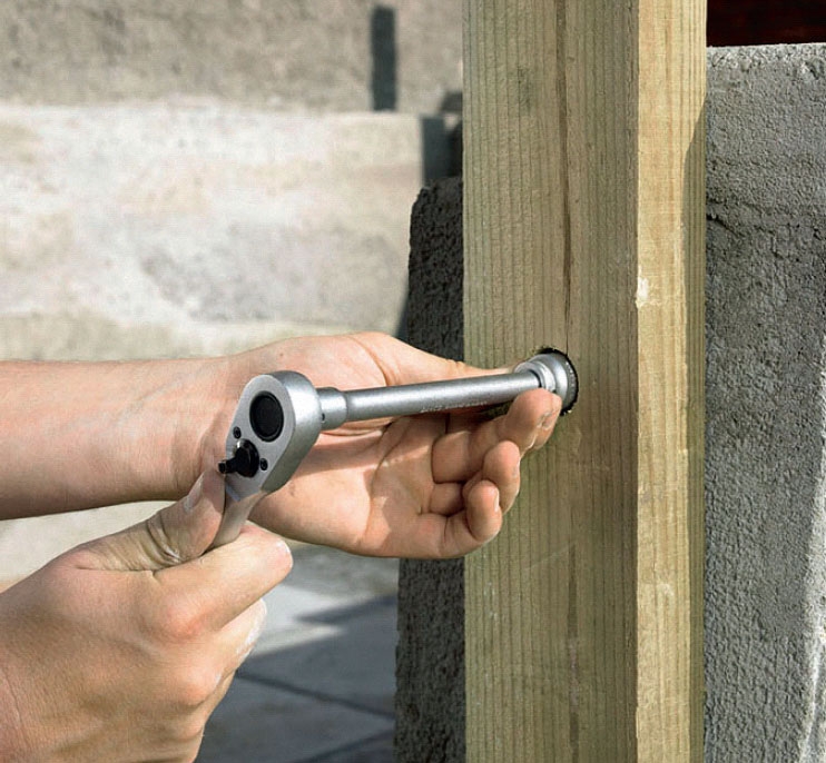 Limma fast staketet på betongmuren - del 2:3 | Gör Det Själv