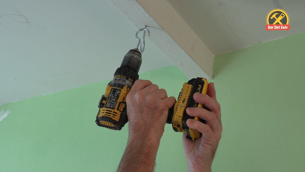 Video: Se hvordan du skruer en krog i loftet med krog | goerdetselv.dk