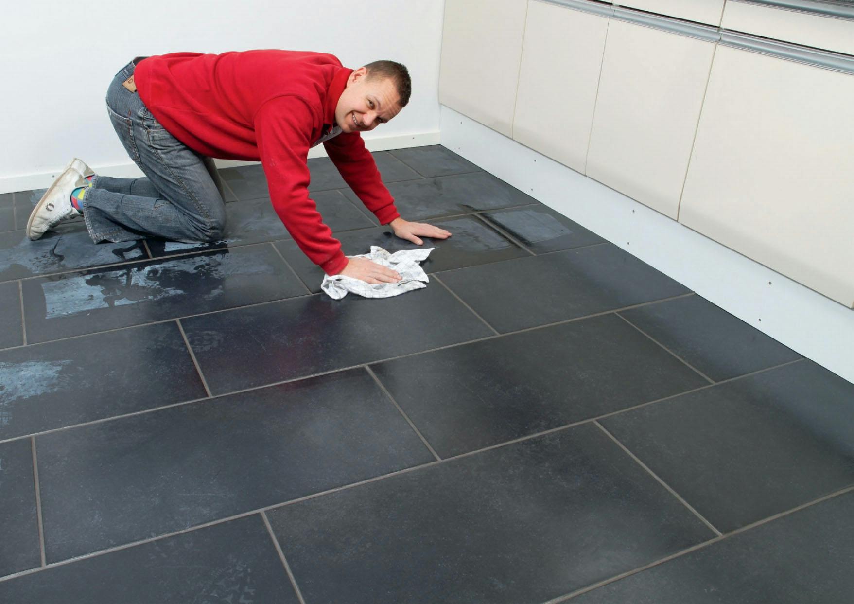 Flott gulv med store fliser | Gjør Det Selv