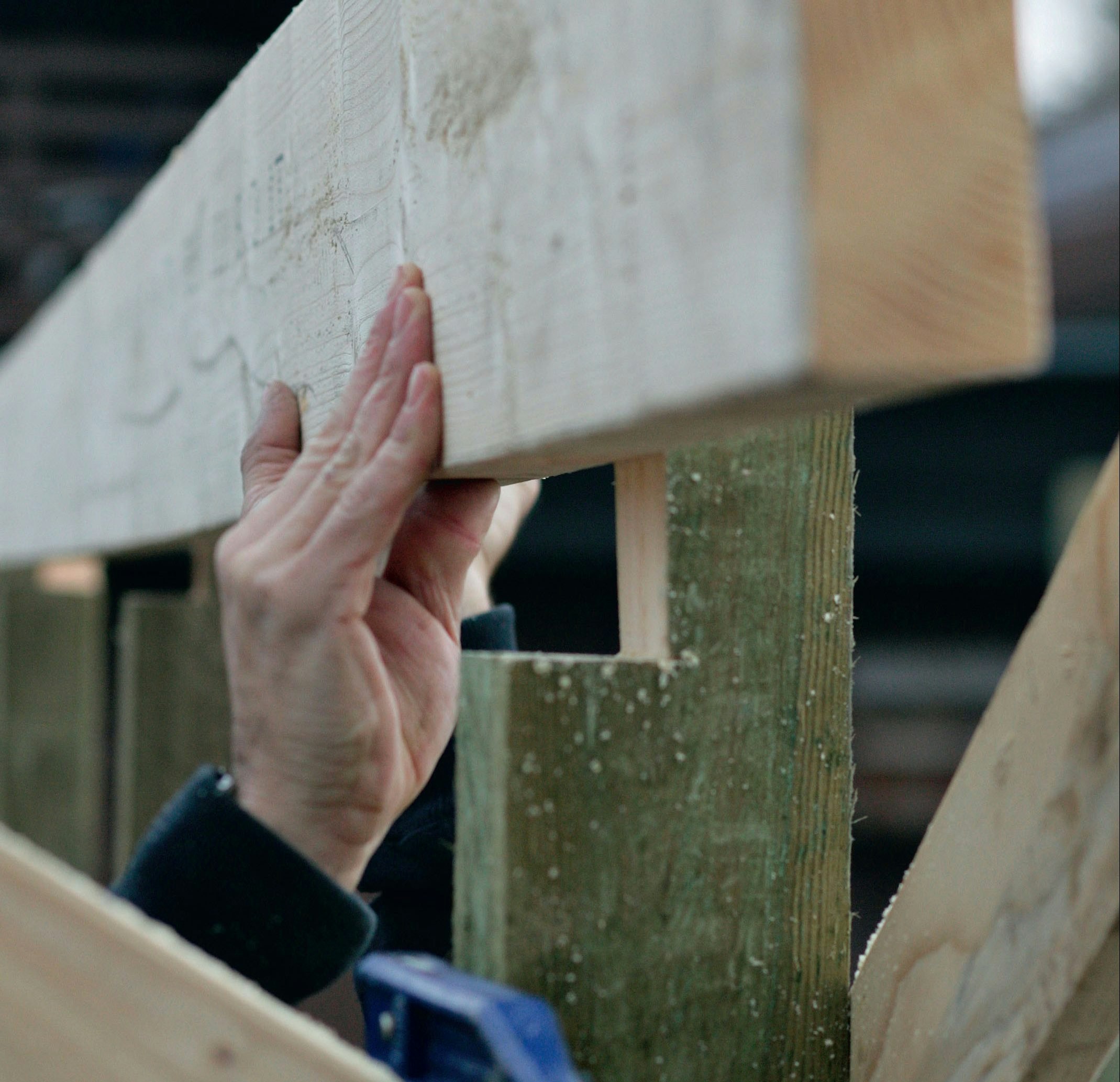 Solid skjøt av stolpe og svill | gjoerdetselv.com