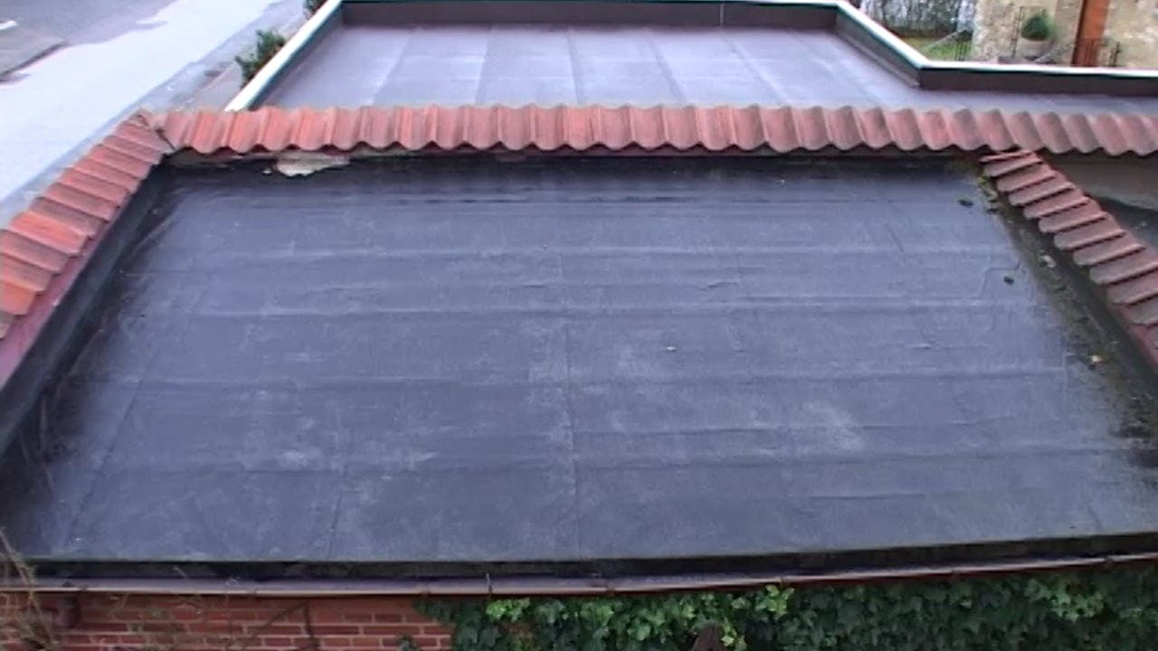 REPARATION AF TAG: Lap revnen i tagpappen | Gør Det Selv