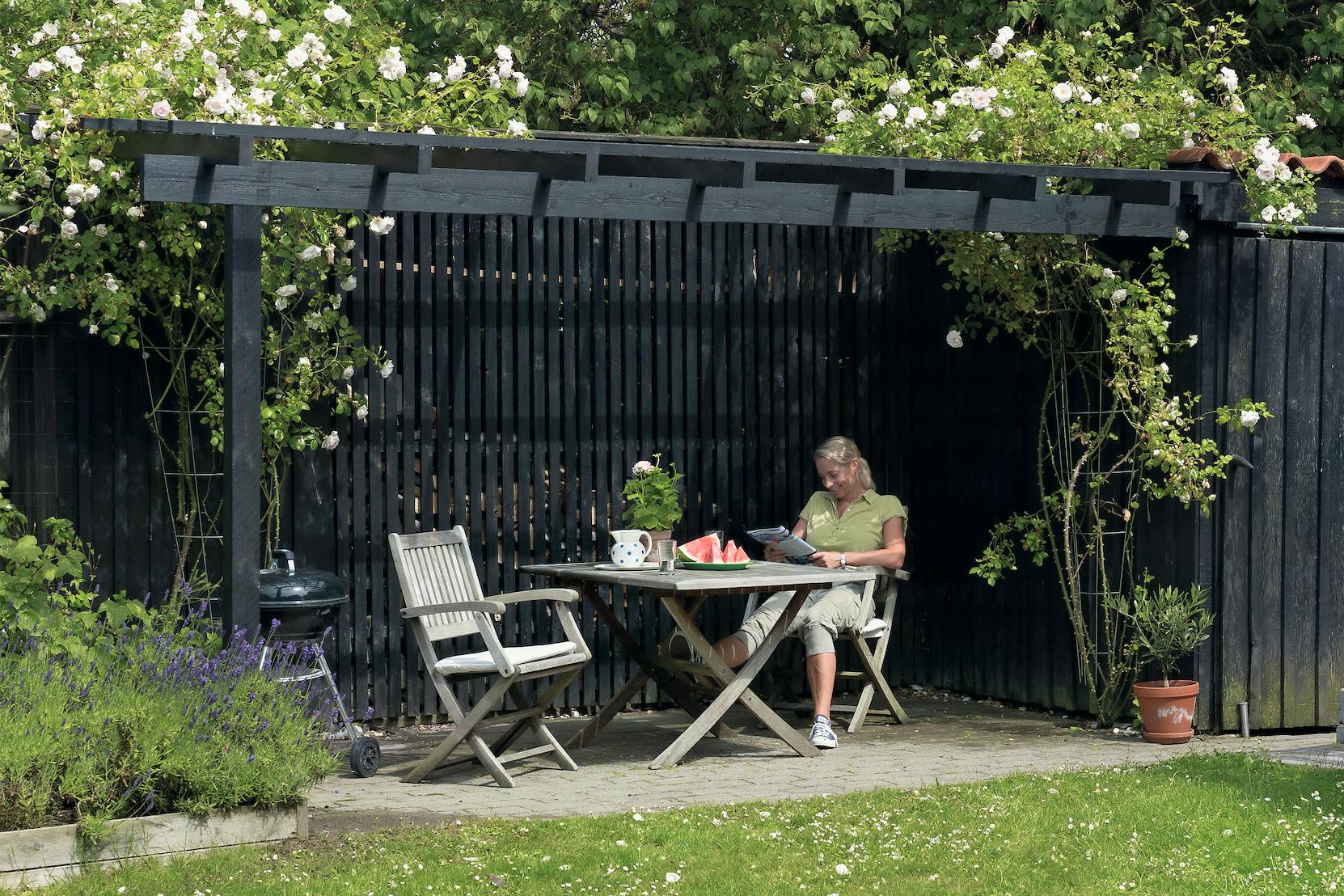 Använd planket som bakre vägg i pergolan | Gör Det Själv