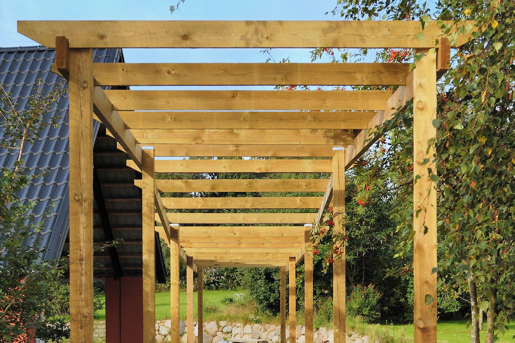 Pergola som rumsavskiljare i den stora trädgården | Gör Det Själv