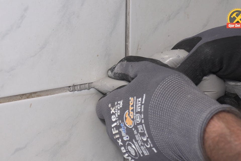 Fuging av små flisfuger | Gjør Det Selv