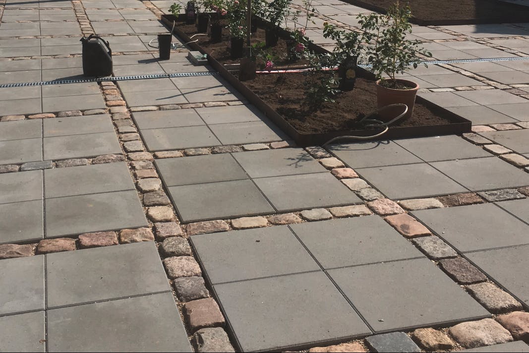 Flot belægning af betonfliser og brosten | Gør Det Selv