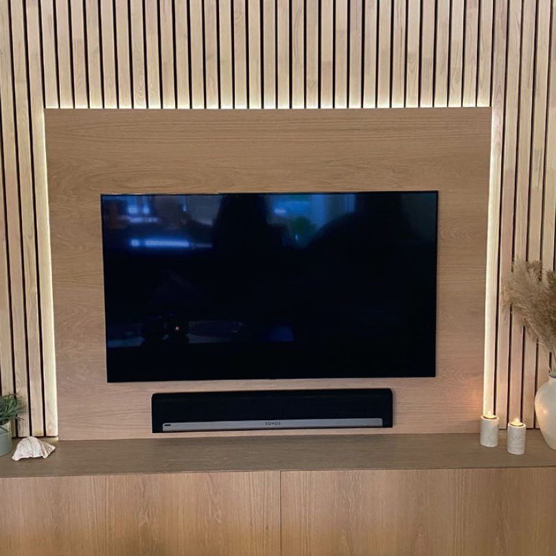 TV-vägg med fururibbor | Gör Det Själv